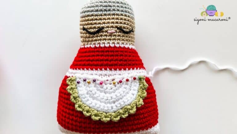 Easy Crochet Mrs Claus Amigurumi: Free Pattern - sigoni macaroni